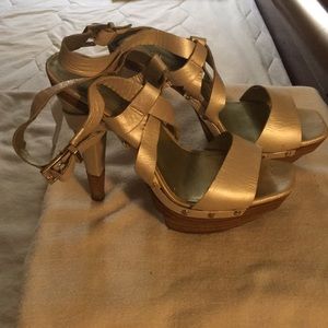 Jessica Simpson | Shoes | Metallic Gold Jessica Simpson Platform ...